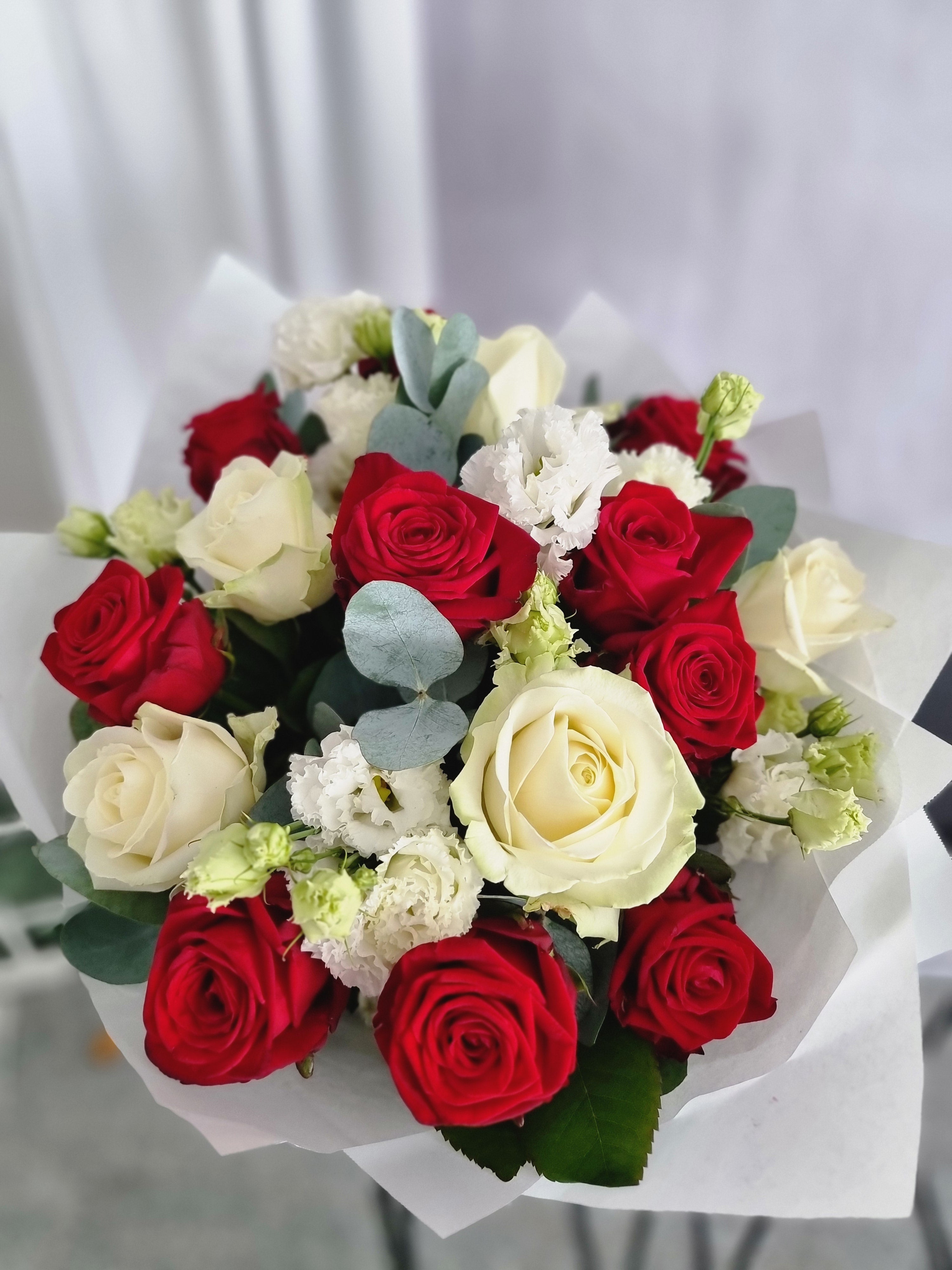 Blumenstrauß Bella – Klassisch in Rot & Weiß – Doroschenko Floristik